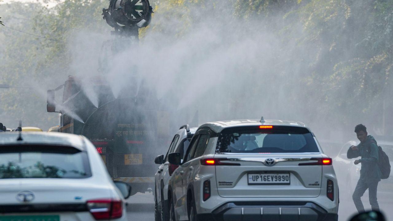 Delhi AQI remains in the `very poor` range; six stations cross the 400 mark