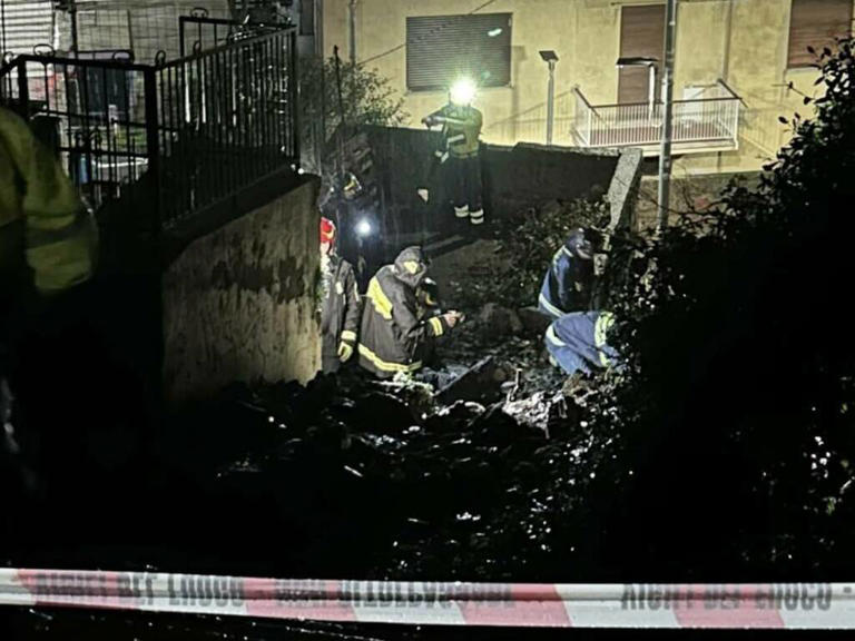 Gli effetti del maltempo, a Marassi crolla un muro in salita Dell’Orso