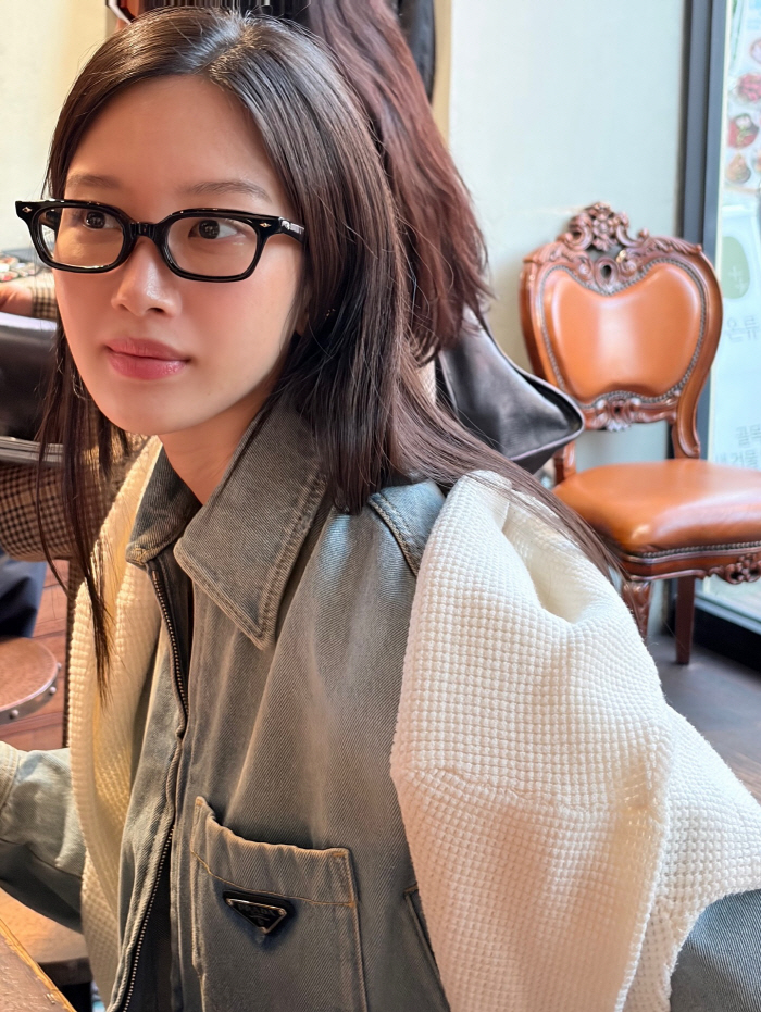'Bright eyes, handsome face'. Moon Ga-young, how autumn is shining ...