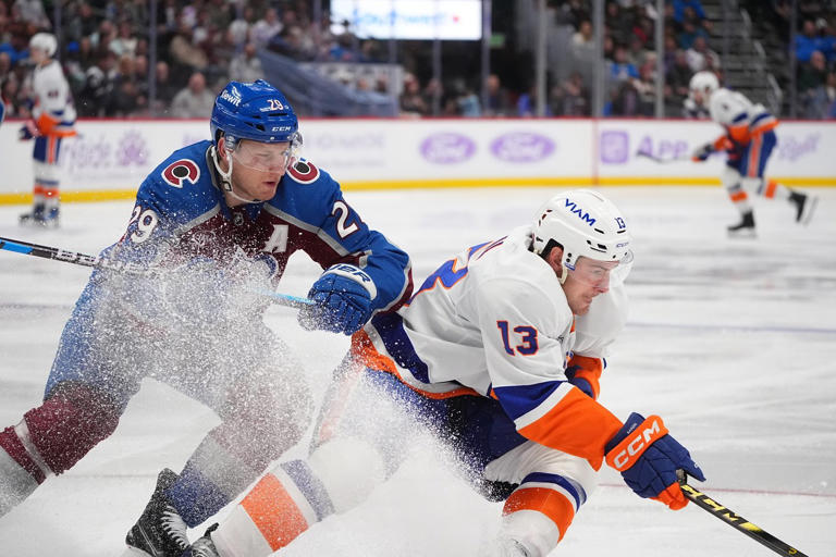 Colton, Olofsson score 1:19 apart, streaking Avs beat Islanders 4-1