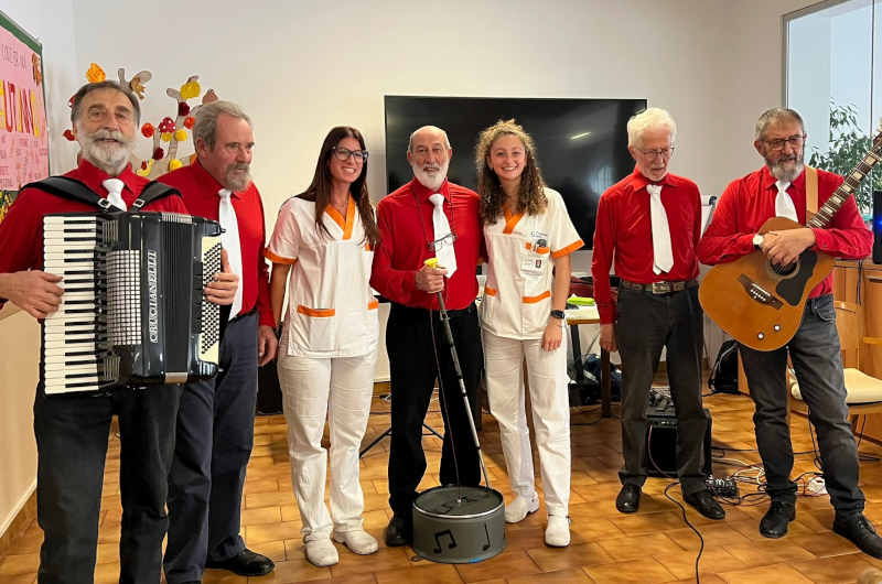 Gabriele e i suoi amici portano la loro musica nella Rsa di Oggiono