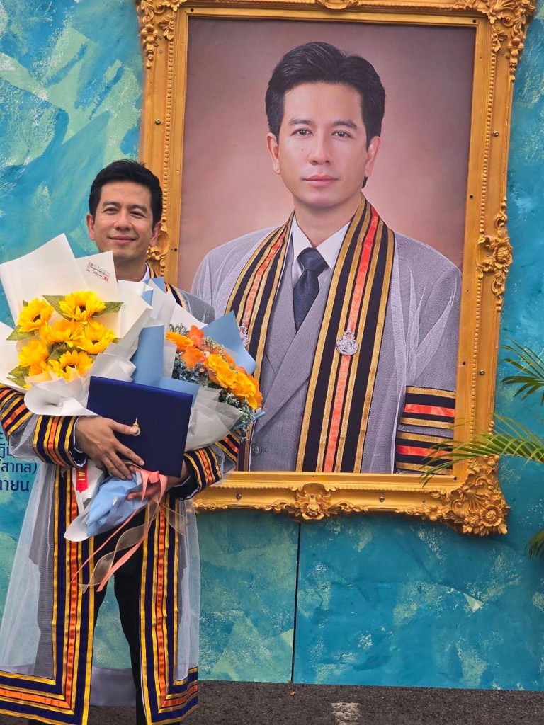 นักร้องนำ วง 25 Hours รับปริญญา ด้านดนตรีสากล แฟน ๆ แห่ยินดี