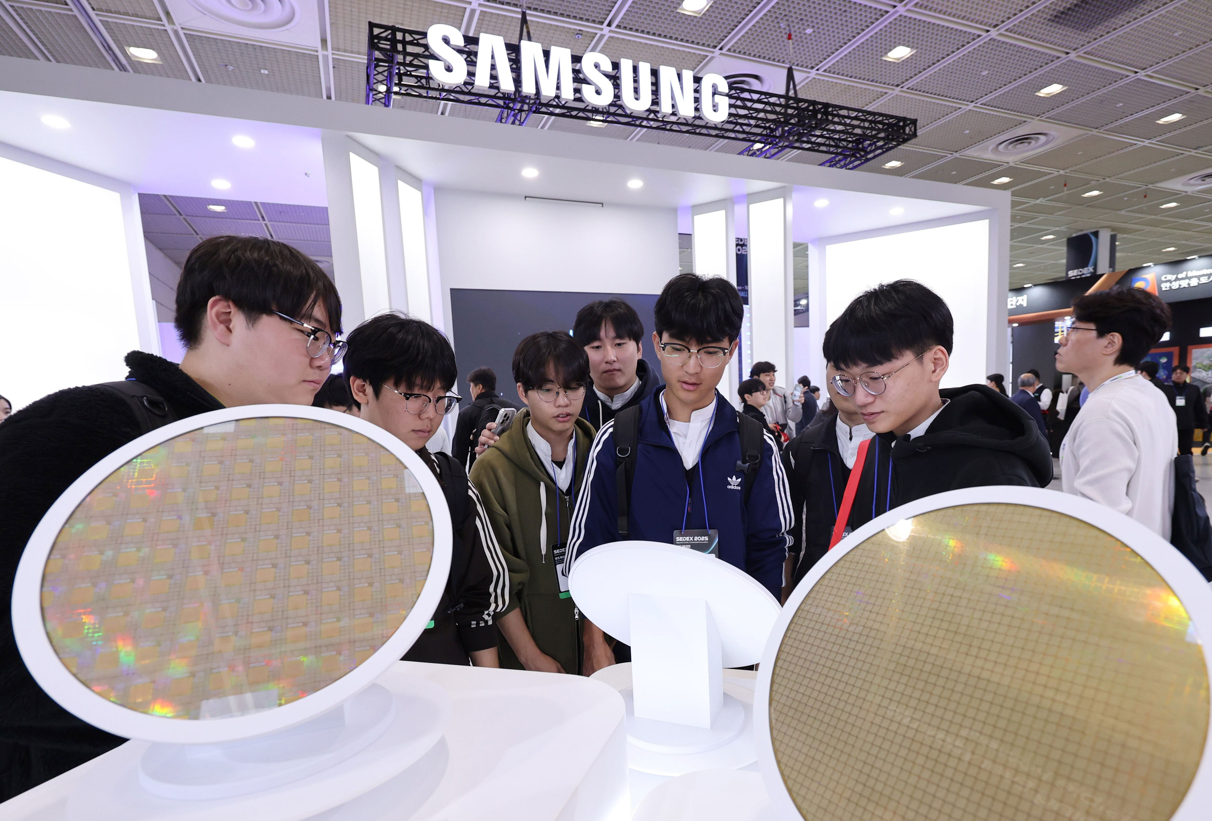Samsung Electronics, SK Hynix Eye 200 Trillion Won Semiconductor Profit