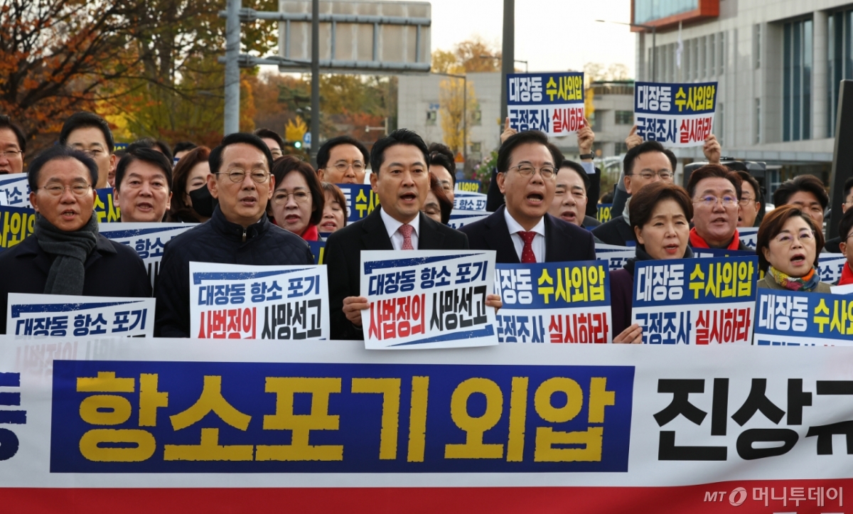 여권 악재에도 안 오르는 국민의힘 지지율…"내년까지 기다려달라"는데