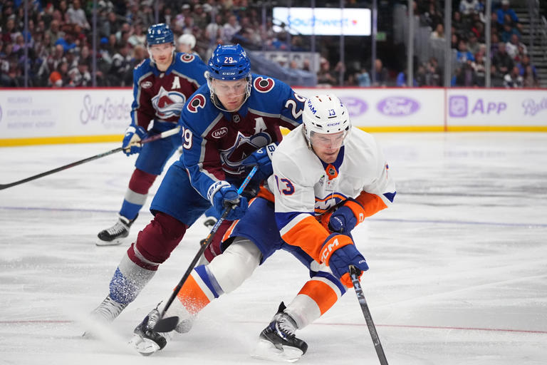 Colton, Olofsson score 1:19 apart, streaking Avs beat Islanders 4-1