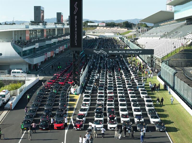 Parade of 832 Honda cars sets Guinness record