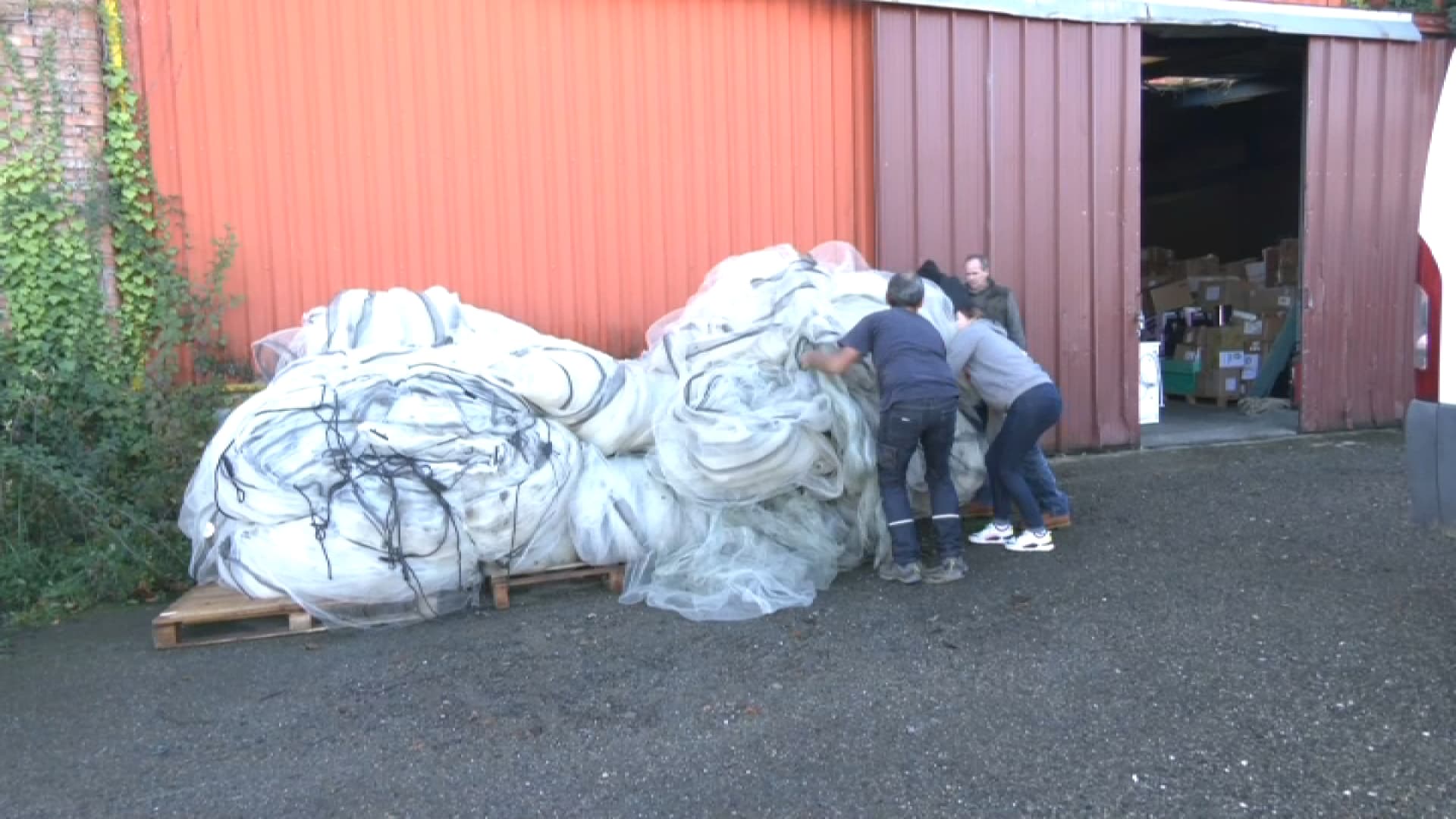 Des arboriculteurs font don de leurs filets anti-grêle à l'Ukraine pour ...