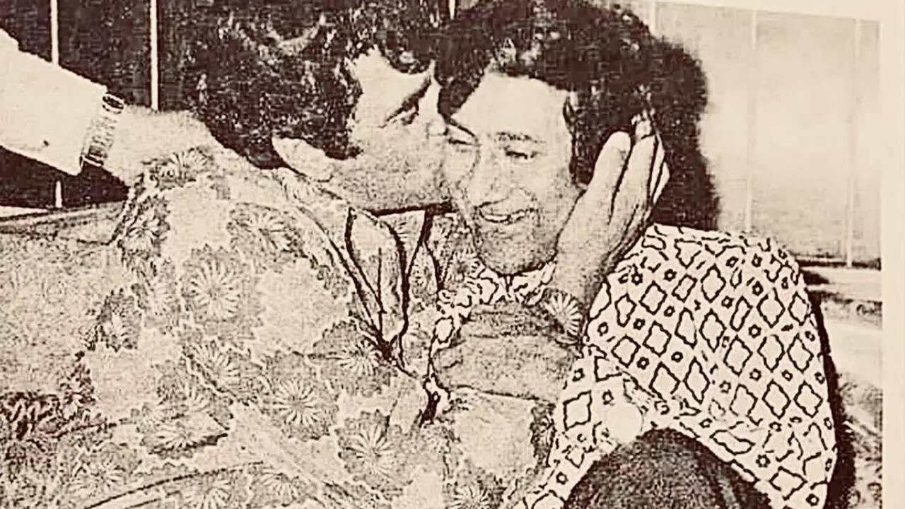 Dharmendra’s RARE photo with Dev Anand resurfaces: “I once stood in ...