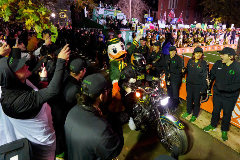 Oregon Ducks open as slight favorites over Washington Huskies