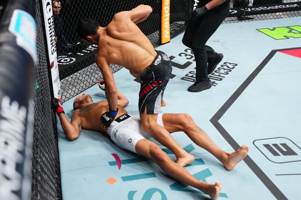 Fans urge ex-title contender to walk away after brutal knockout at UFC ...