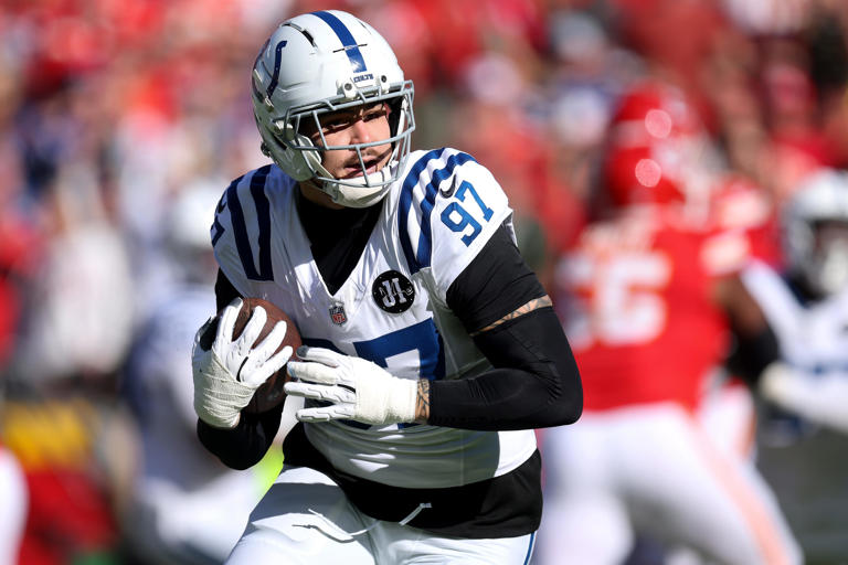 Lou Anarumo details next step for Colts' DE Laiatu Latu