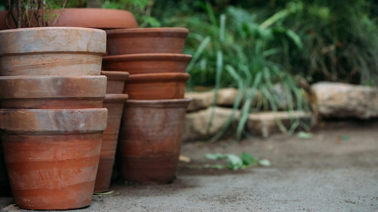 How To Create A Weathered Terracotta Finish To Give Your Pots A Vintage ...