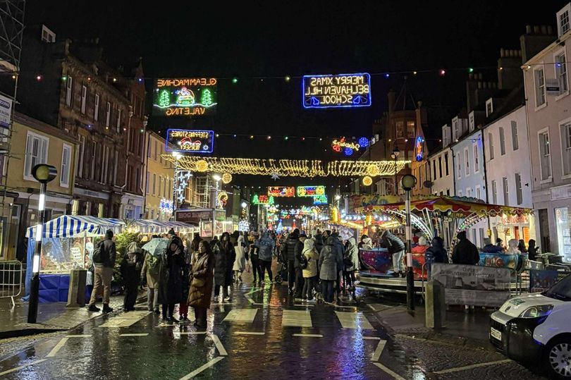 East Lothian high street becomes illuminated for Christmas as locals ...