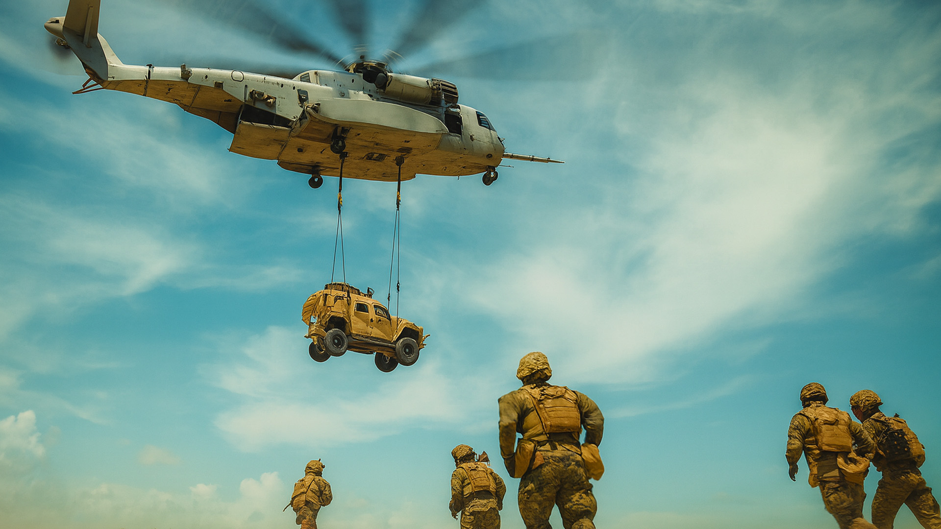 Los Marines elevan un JLTV con un helicóptero durante el entrenamiento