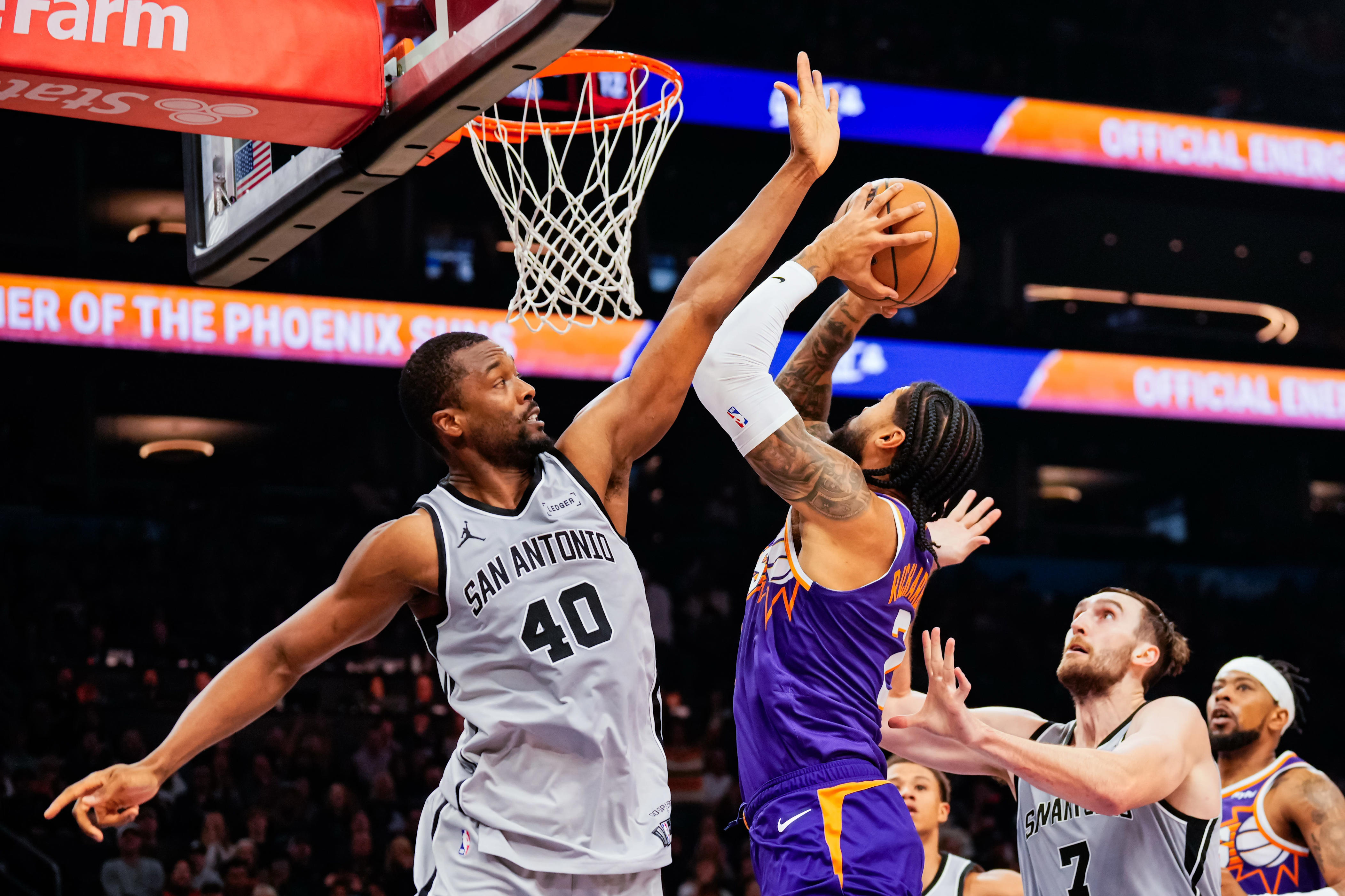 Phoenix Suns keep rolling, top San Antonio Spurs