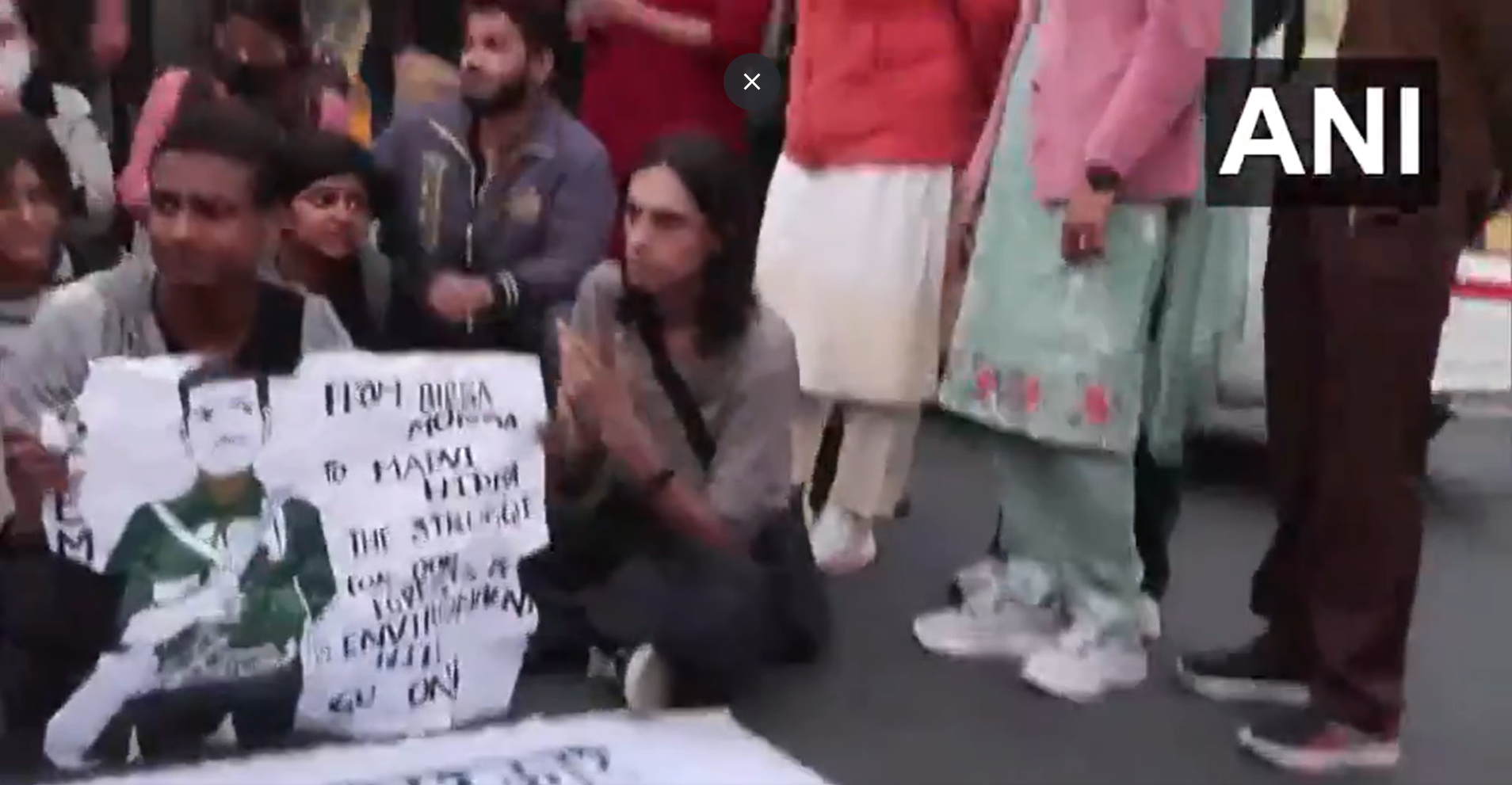 'Madvi Hidma amar rahe': Delhi air pollution protest takes violent turn ...