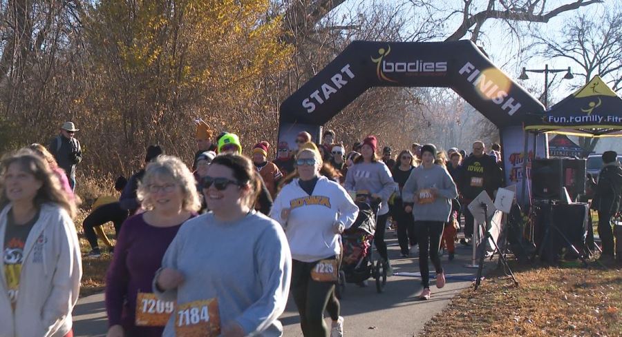 Hundreds flock to Gray’s Lake Park for Turkey Trails 5k/10k run