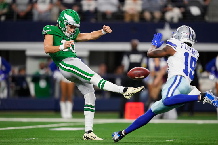 Jalen Hurts scores TD vs. Cowboys after Eagles catch a break from refs ...