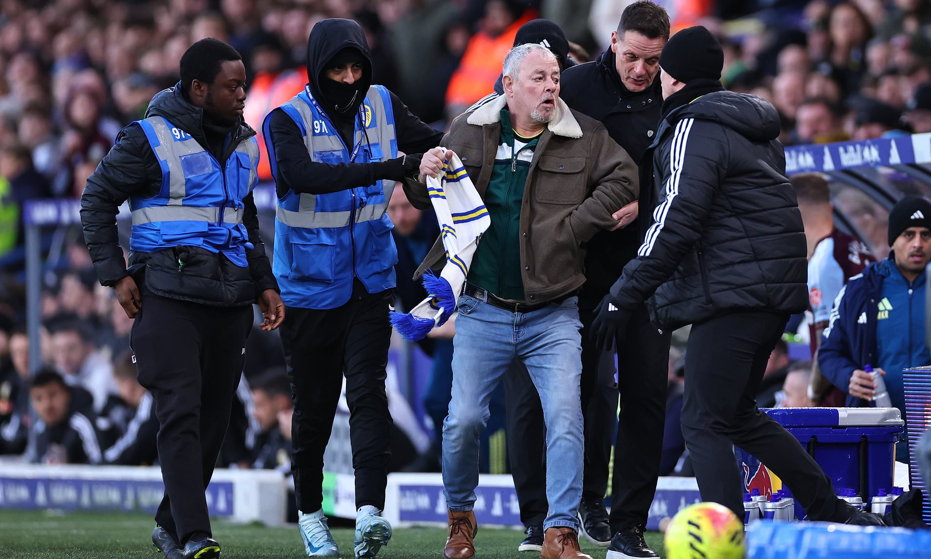 Angry Leeds fan tries to confront Daniel Farke and is led away by ...