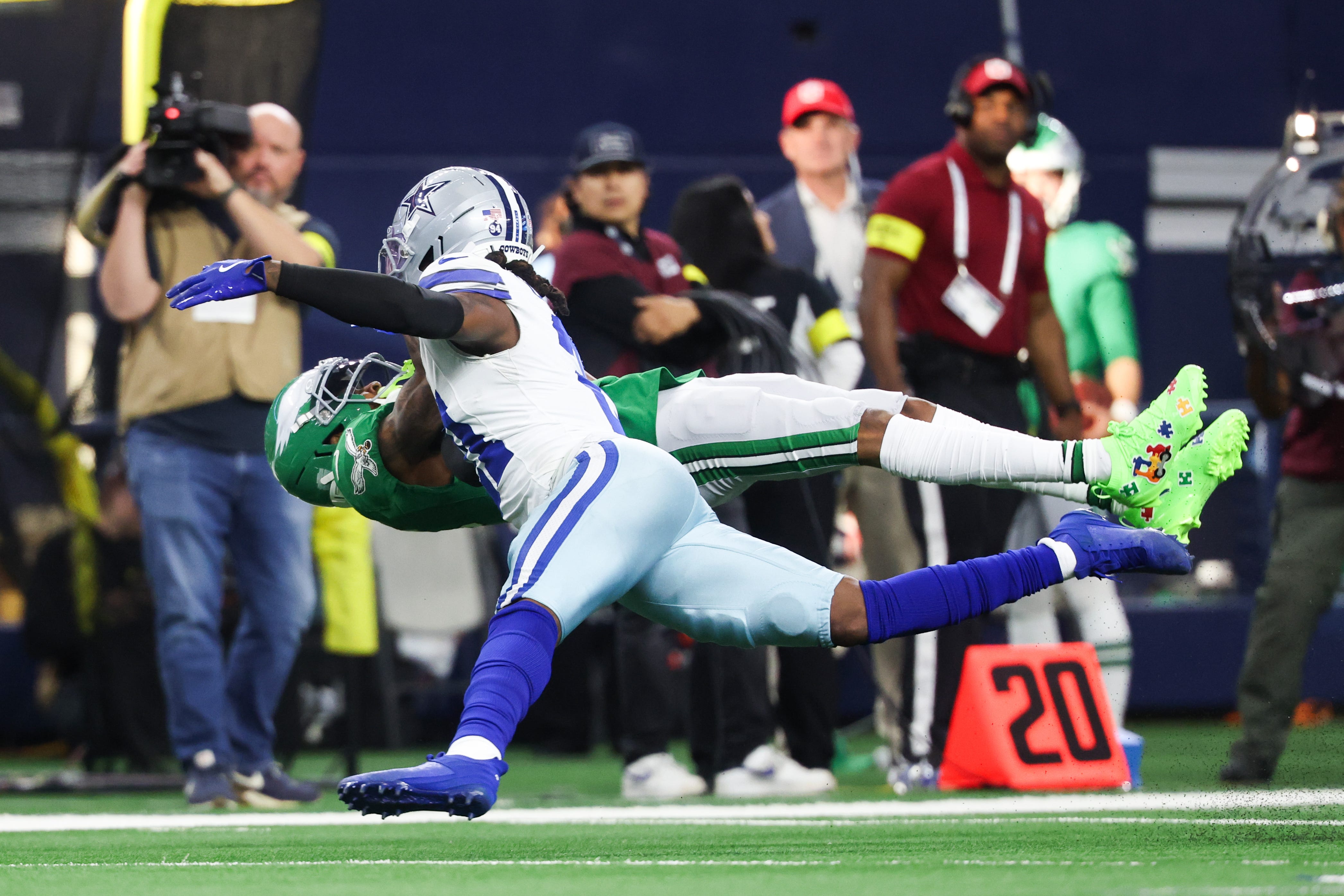 Eagles DeVonta Smith makes amazing catch. Social media flips out