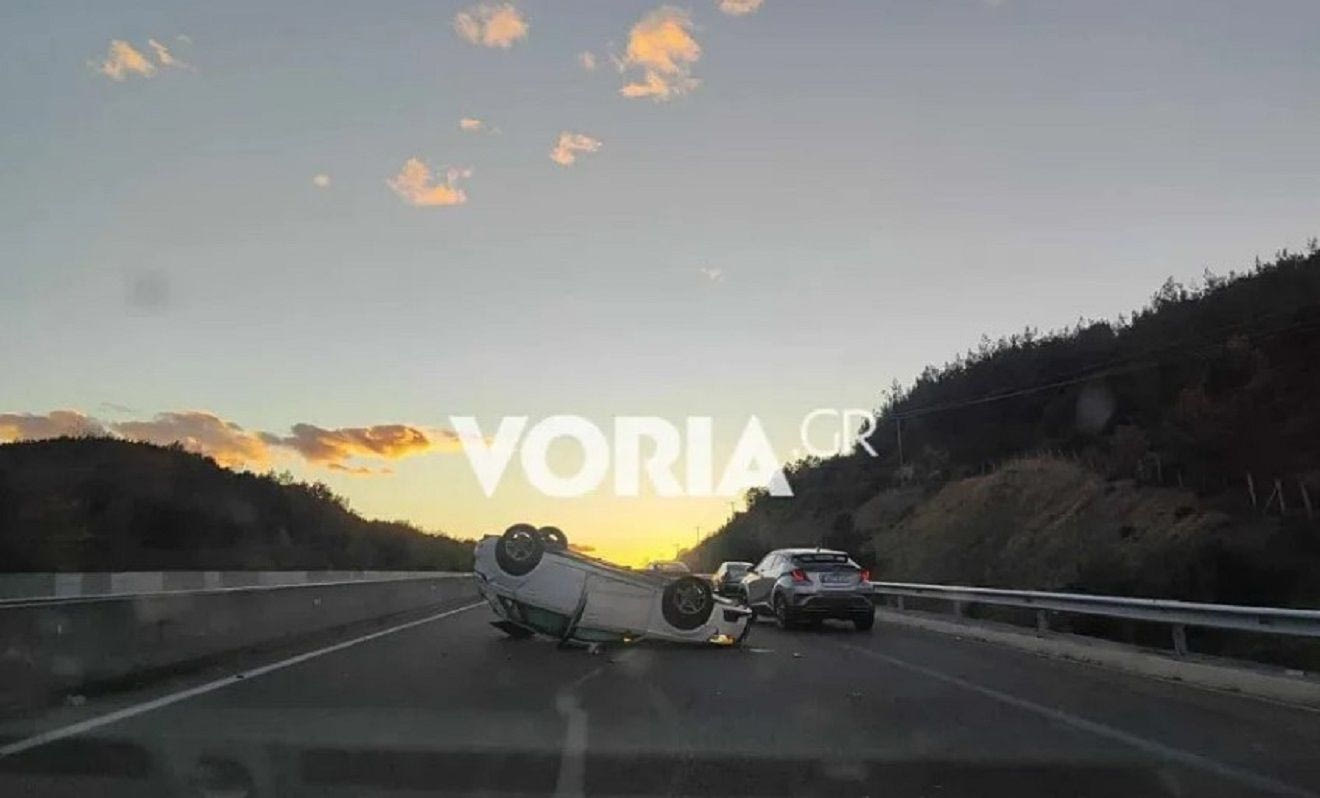 Θεσσαλονίκη: Ανατροπή ΙΧ στην Εθνική Οδό με δύο τραυματίες
