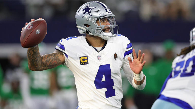Dak Prescott leads Cowboys to comeback win over Eagles, breaks franchise passing record