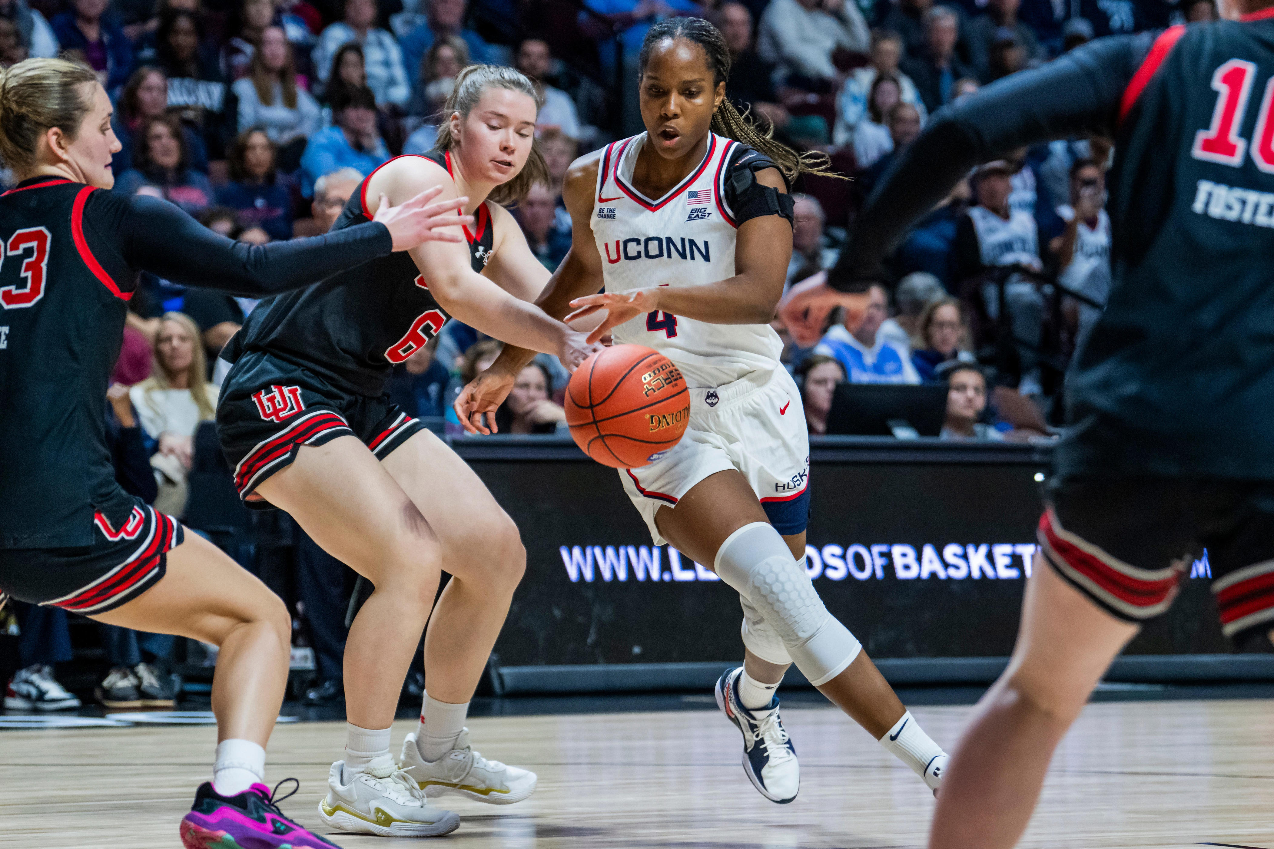 UConn women's basketball cruises past Utah, stays perfect