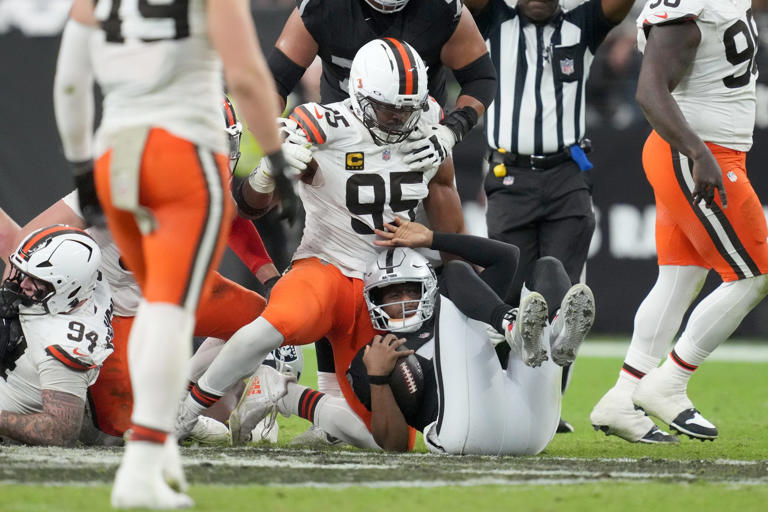Raiders QB Geno Smith has new career-high in sacks taken in loss to Browns