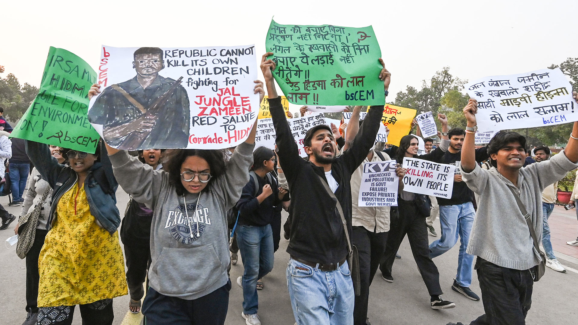 Protest Against Toxic Air In Delhi Turns Violent, Cops Hit With Pepper ...