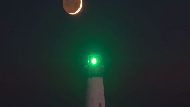 Stunning Timelapse Captures 'Earthshine' as Crescent Moon Sets