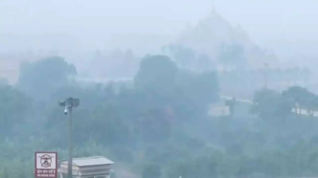 Toxic smog engulfs Delhi: City's air quality remains 'very poor'; several areas record AQI above 400