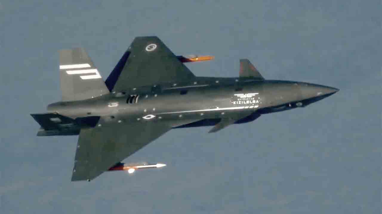 Drone Turkish Kizilelma flies equipped with Gökdoğan air-to-air missiles