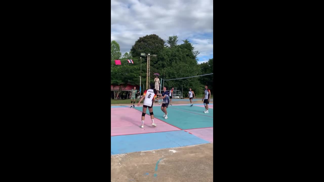 Volleyball rally turns hilarious after unexpected tumble in Nong Khai ...