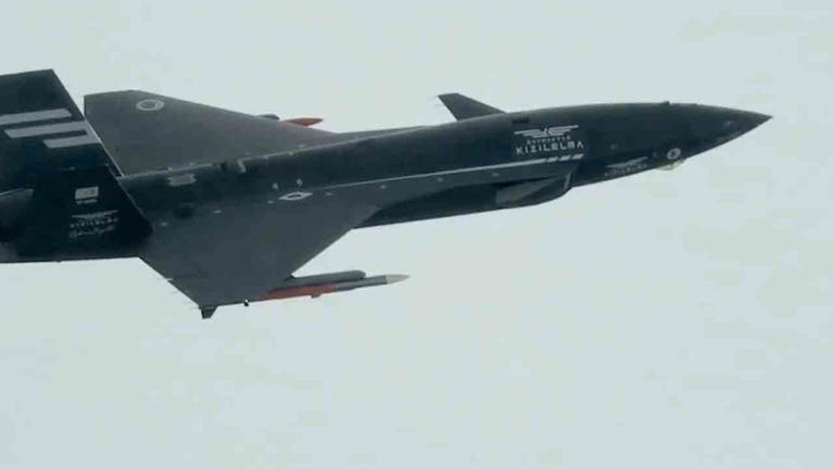 Turkse Kizilelma-drone vliegt uitgerust met Gökdoğan-lucht-lucht-raketten
