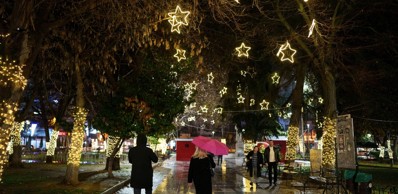 Εορταστικό ωράριο: Πότε ξεκινάει – Ποιες Κυριακές θα είναι ανοιχτά τα ...
