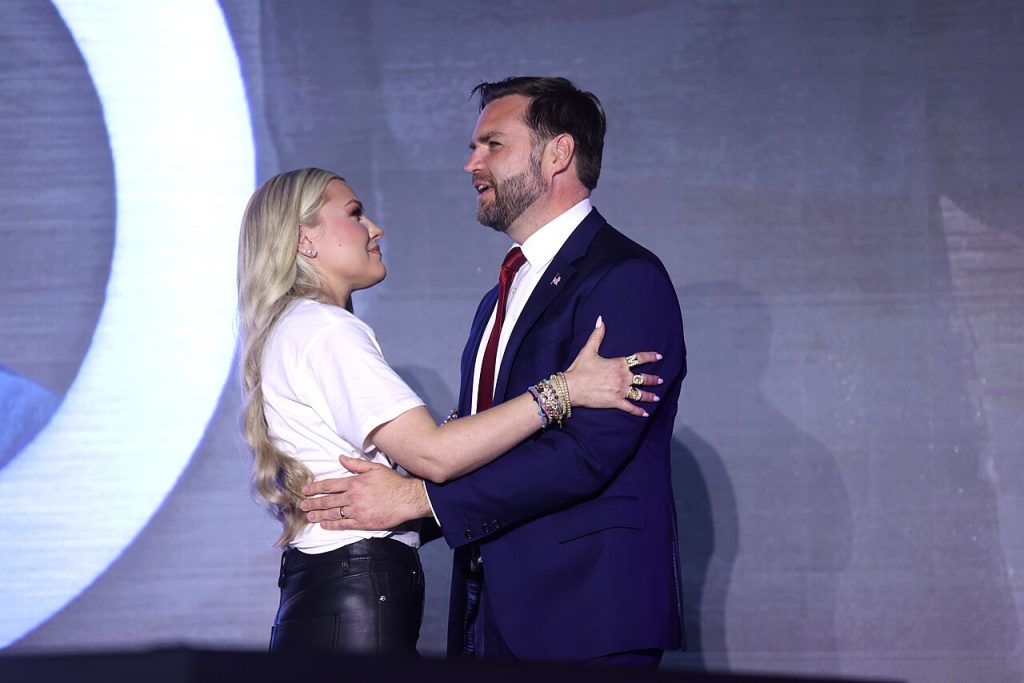 Påståenden om Vance och Erika Kirk: inget tyder på skilsmässa eller ...