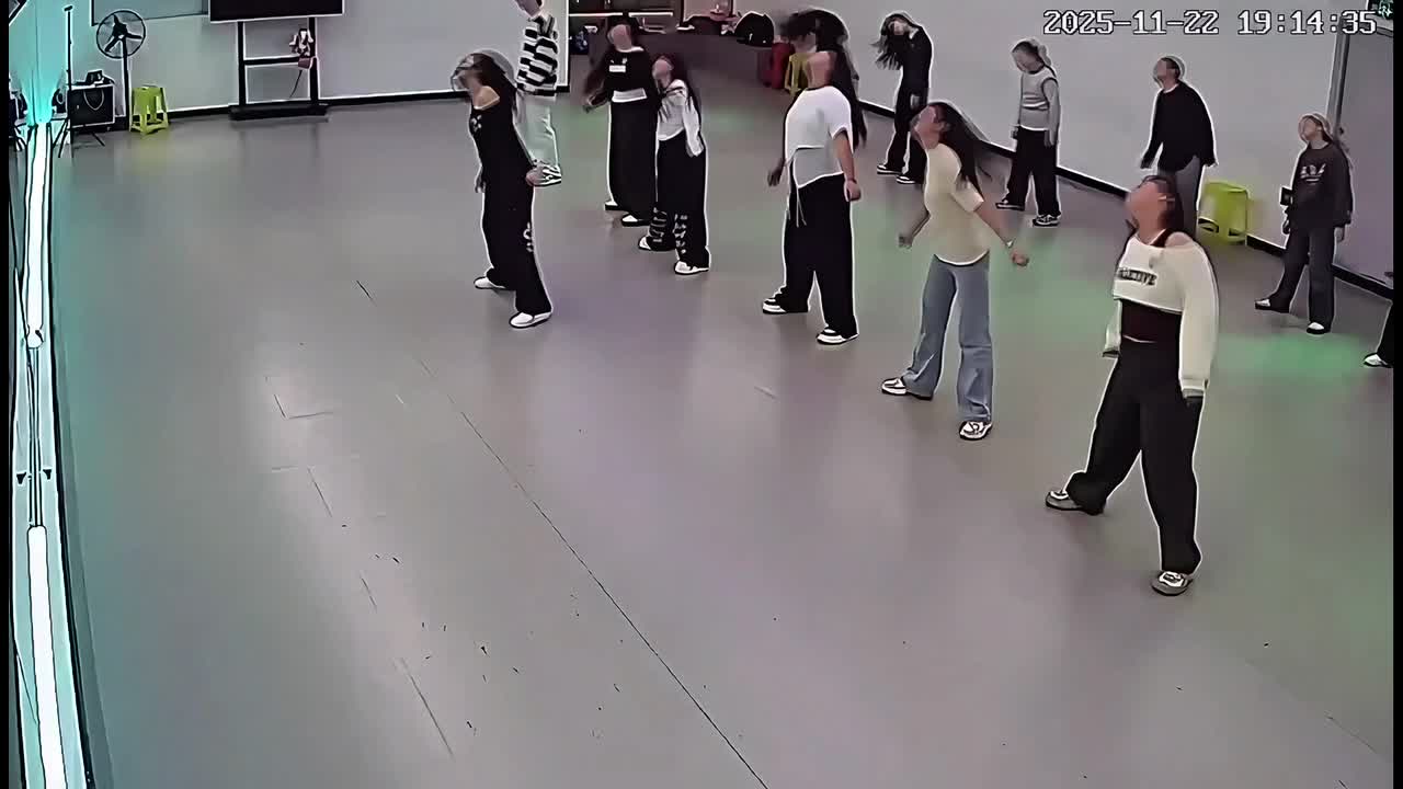 Hilarious moment dance students perfectly mimic instructor’s collapse ...