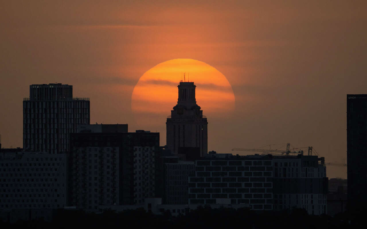 Why are Texas skies orange? Sun's light particles interact with changes ...