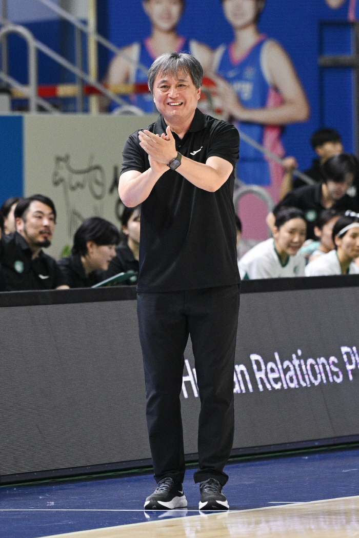 Hana Bank coach Lee Sang-beom actively fought well in offense and defense