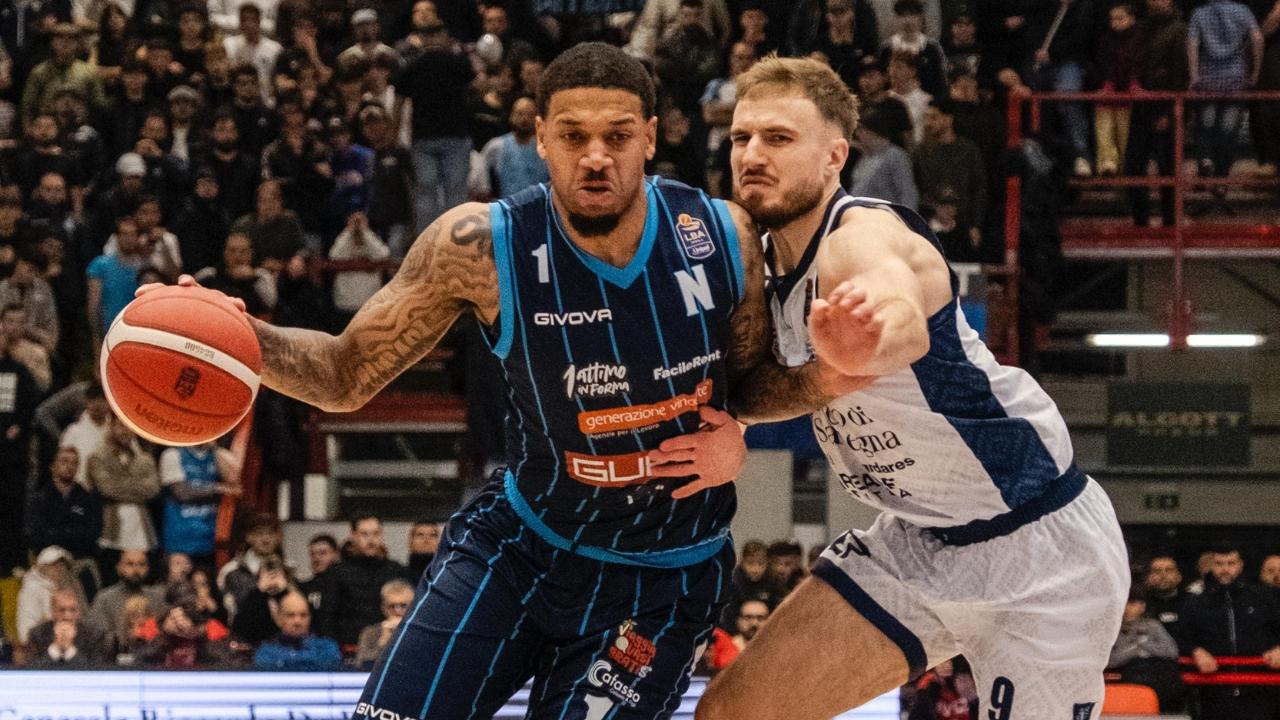 Guerri Napoli Basket, splendida vittoria contro Sassari! Mitrou-Long ...
