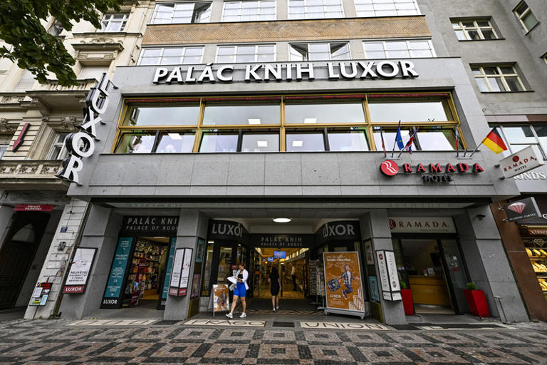Zisk skupiny Euromedia, do níž patří Luxor, loni meziročně klesl, tržby ...