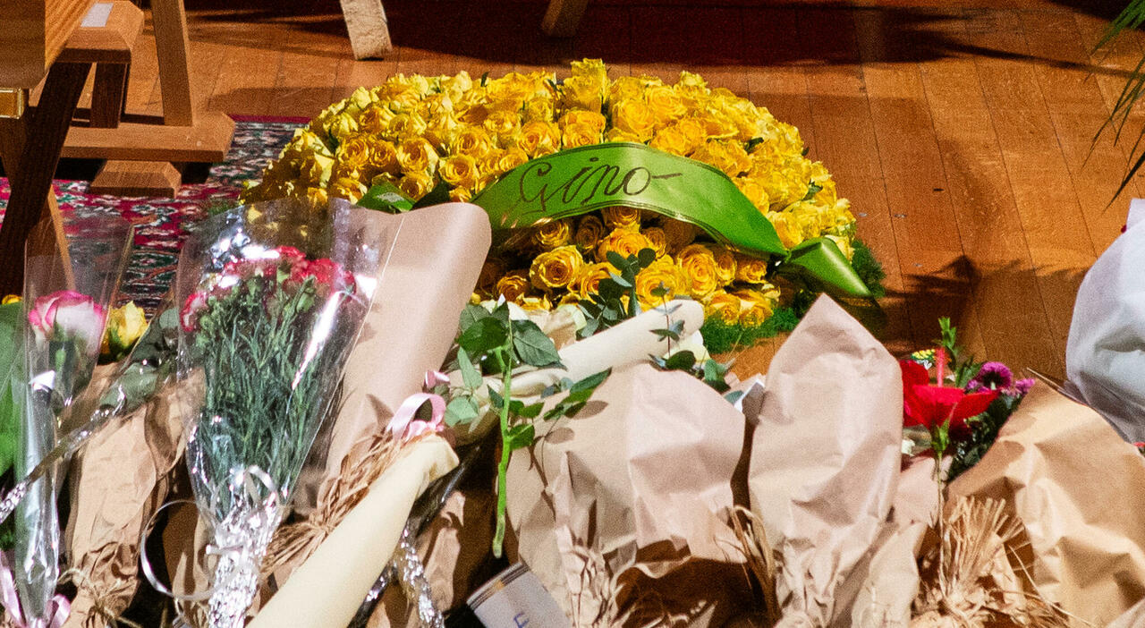 Ornella Vanoni, l'ultimo saluto di Gino Paoli: il cuscino di rose ...