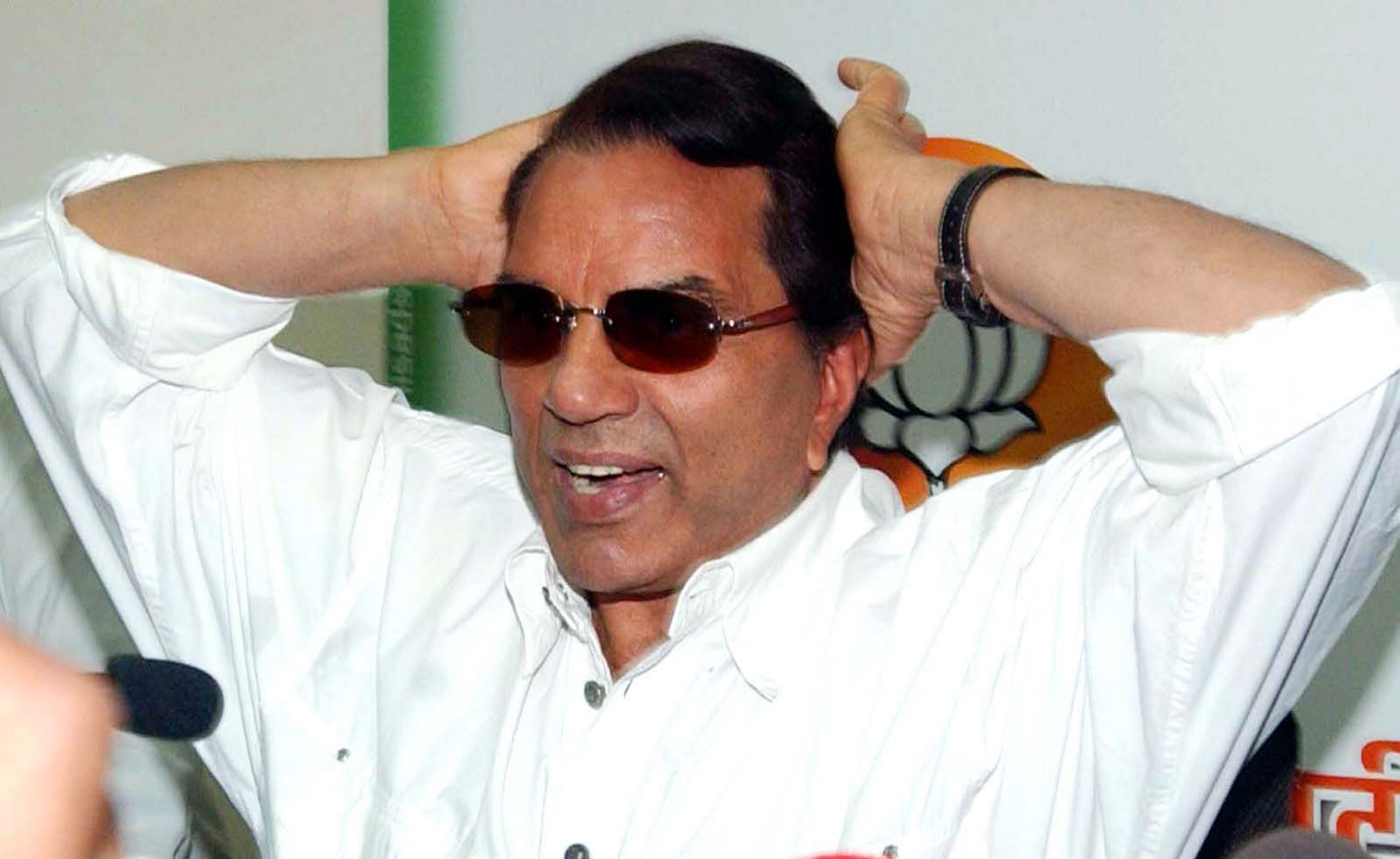 Bollywood celebrities visit Dharmendra's family to offer condolences