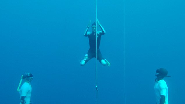 Diver sets new world record by diving 86 meters without equipment