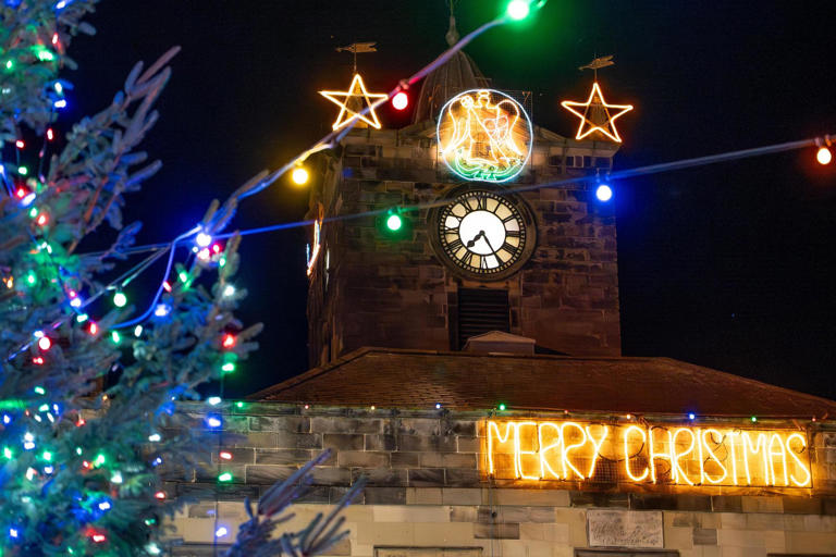 Christmas celebrations begin in Alnwick as hundreds attend lights switch on