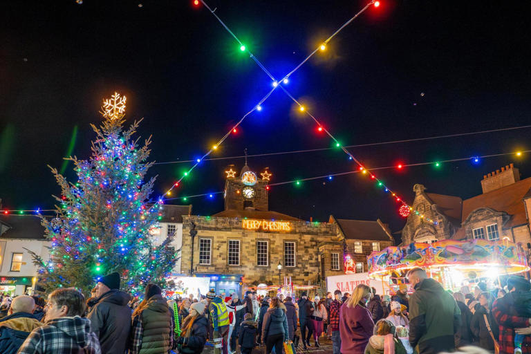 Christmas celebrations begin in Alnwick as hundreds attend lights switch on