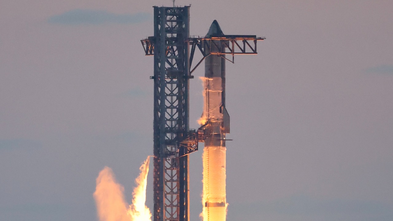 First SpaceX booster for upgraded Starship fails in Texas test
