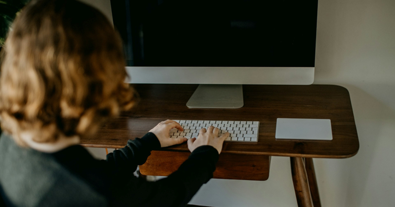 Boss demands 15-year-old daughter shadow employee for school project ...