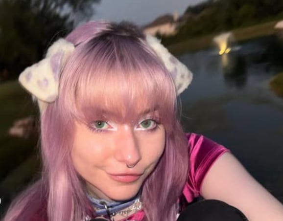 Meow Dalyn, la influencer que vive como perro, causa furor en redes ...