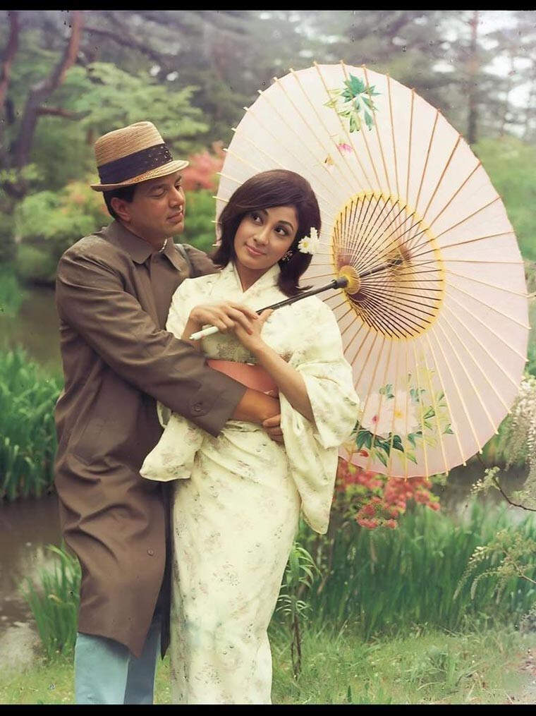 Dharmendra’s Life in Pictures: From Young Heartthrob to Bollywood Legend